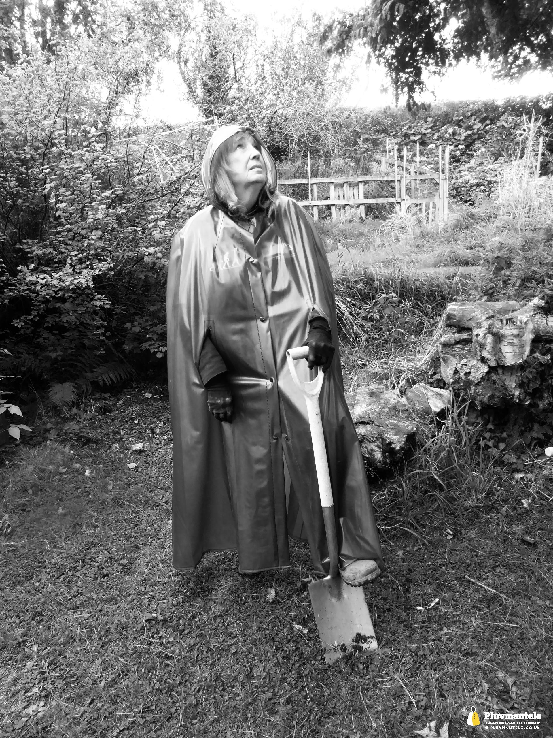 Gardening time - Pluvmantelo: vintage, classic and modern rain capes and raincoats